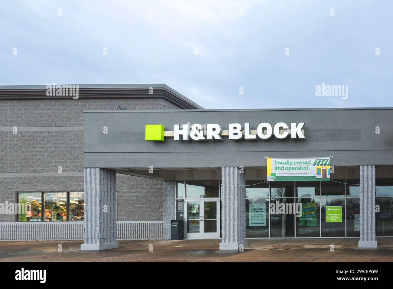 H&r block hi-res stock photography and images - Alamy