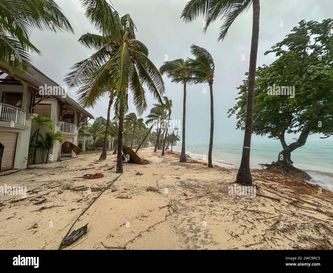 Cyclone bricht ueber Mauritius her, und zerstoert das Resort ...