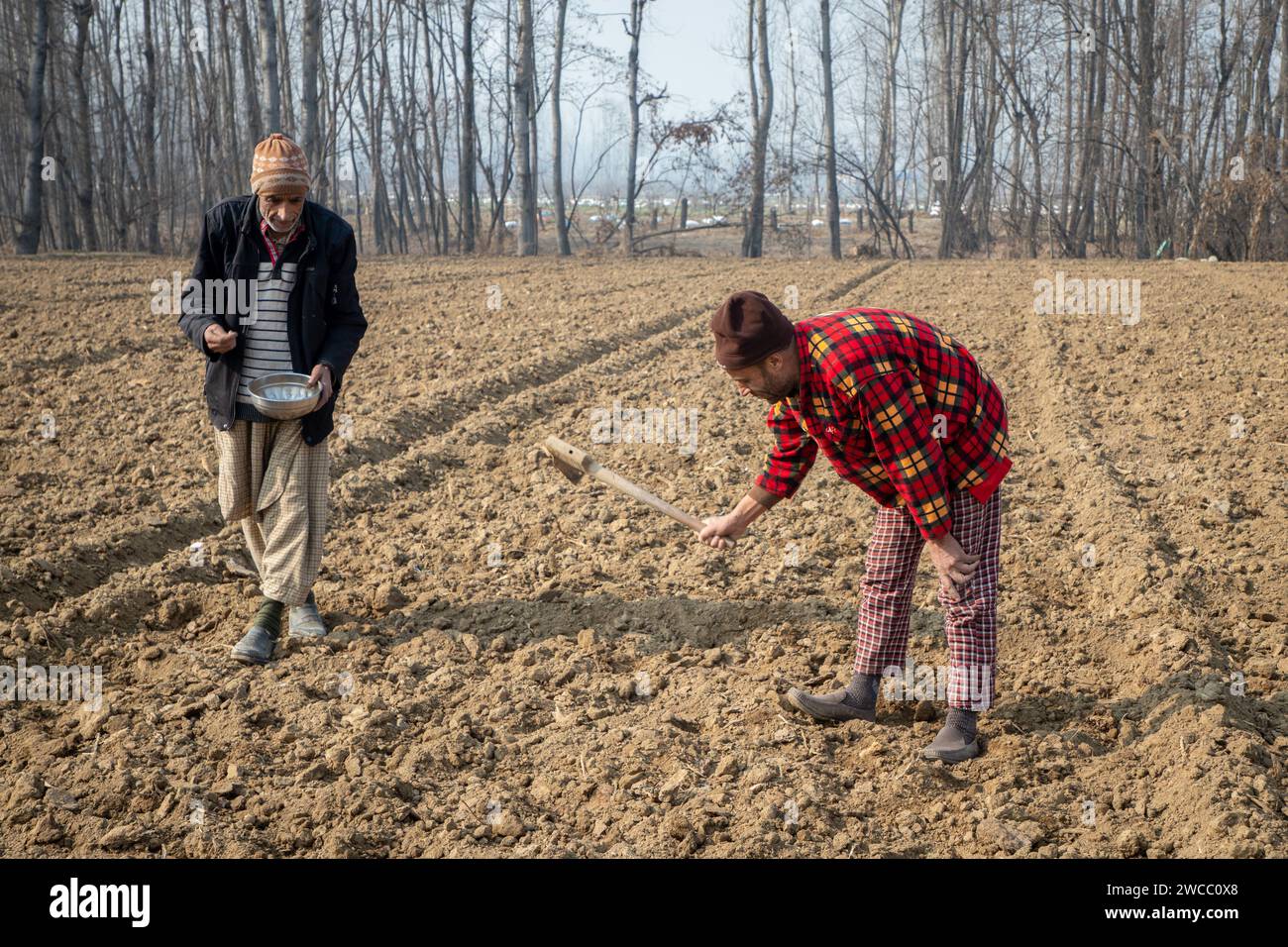 Working in rainfall hi-res stock photography and images - Alamy