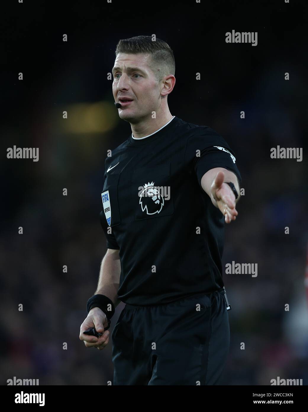 Rob jones referee hi-res stock photography and images - Alamy