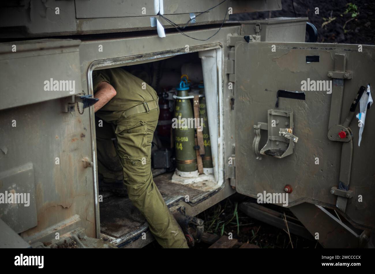 Israel. 15th Jan, 2024. An Israeli artillery soldier prepares to load a ...