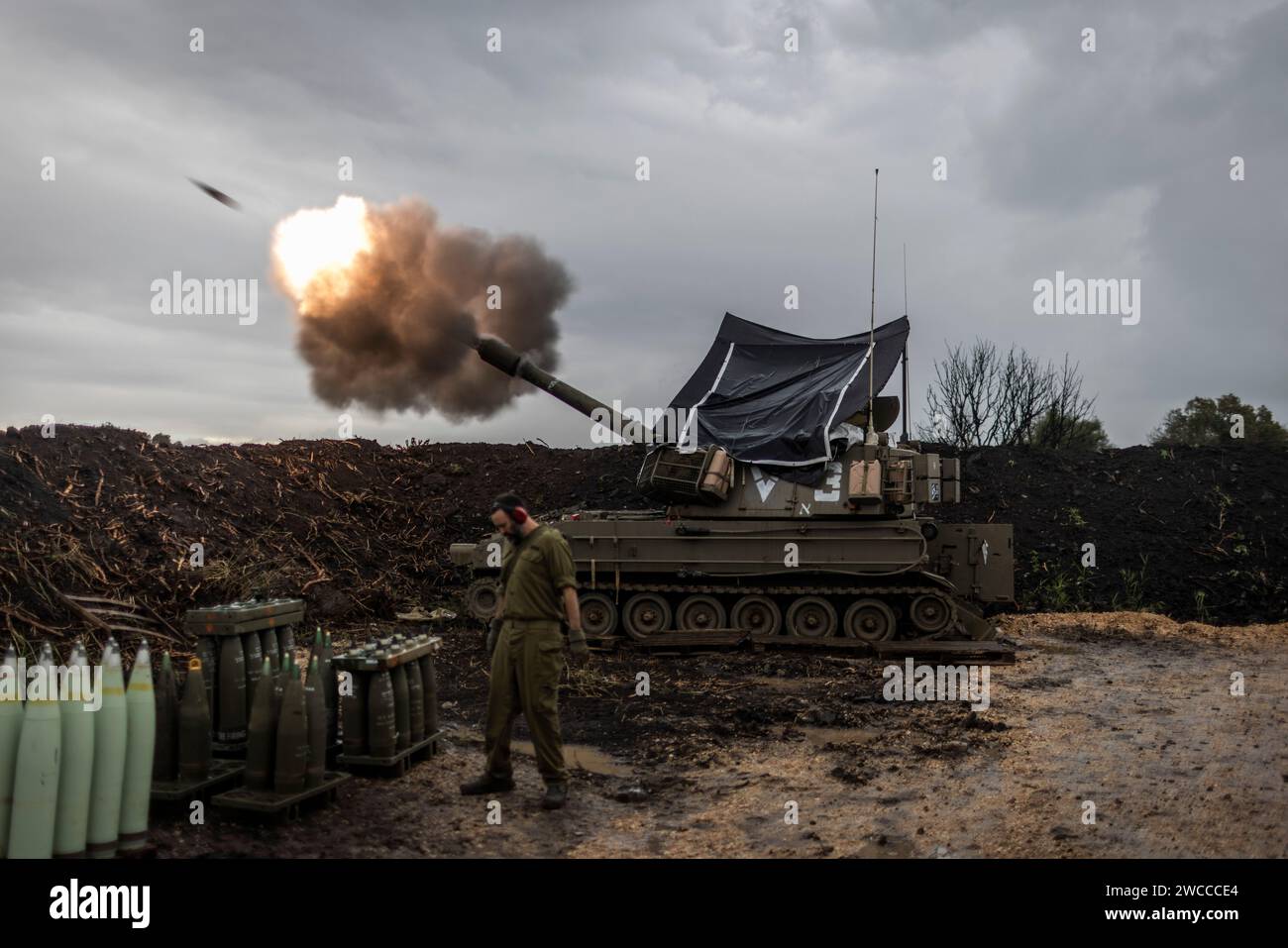 Mobile howitzer hi-res stock photography and images - Alamy