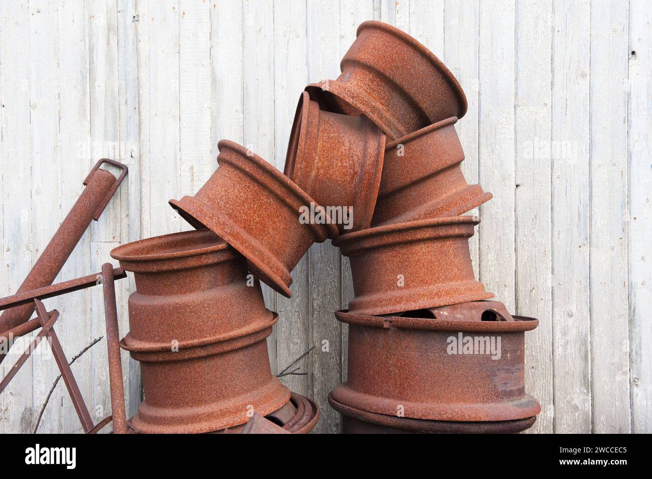 Stacked rusty car rims hi-res stock photography and images - Alamy