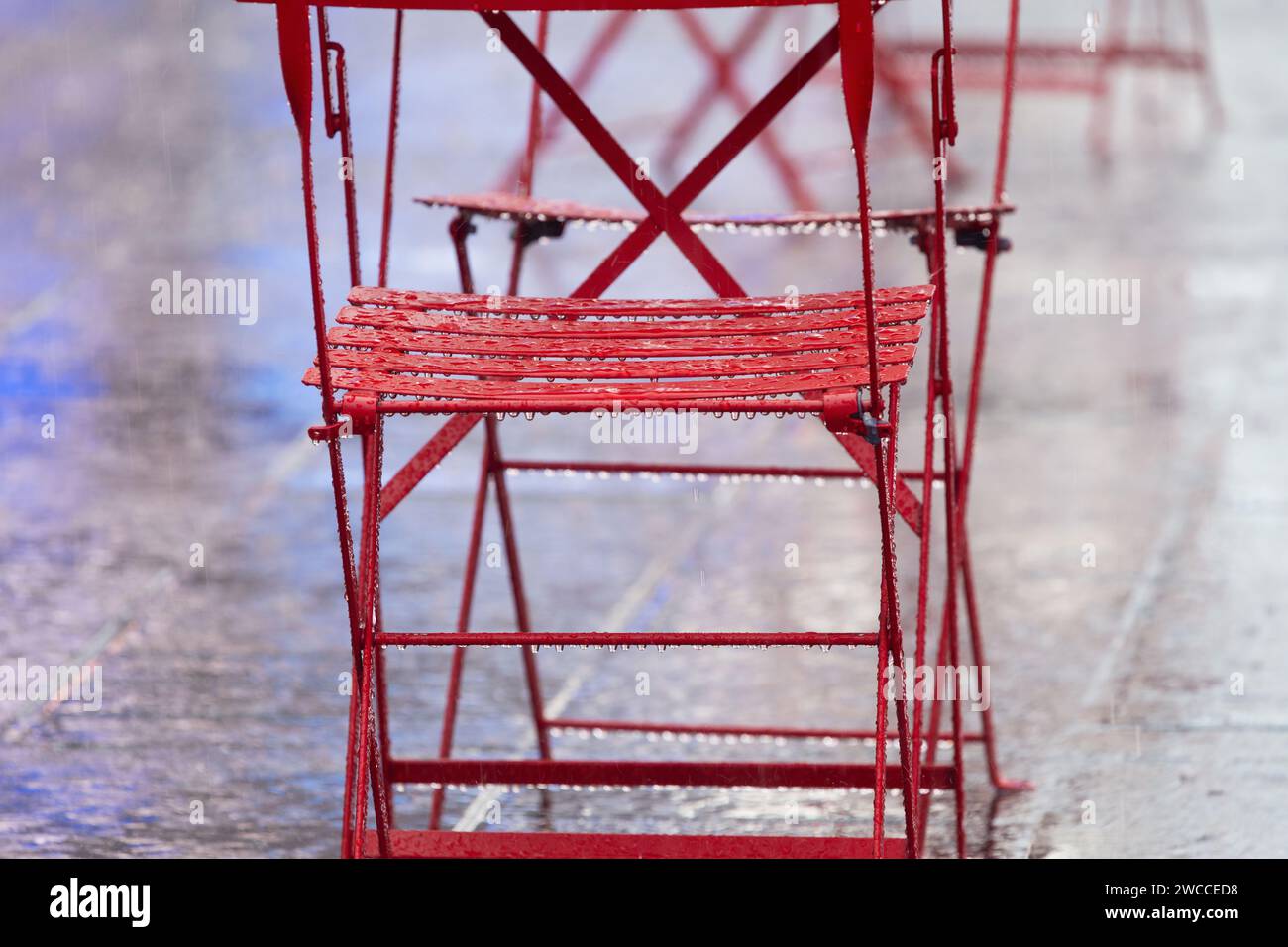 Cafe chairs, heavy rain at Times Square Stock Photo - Alamy