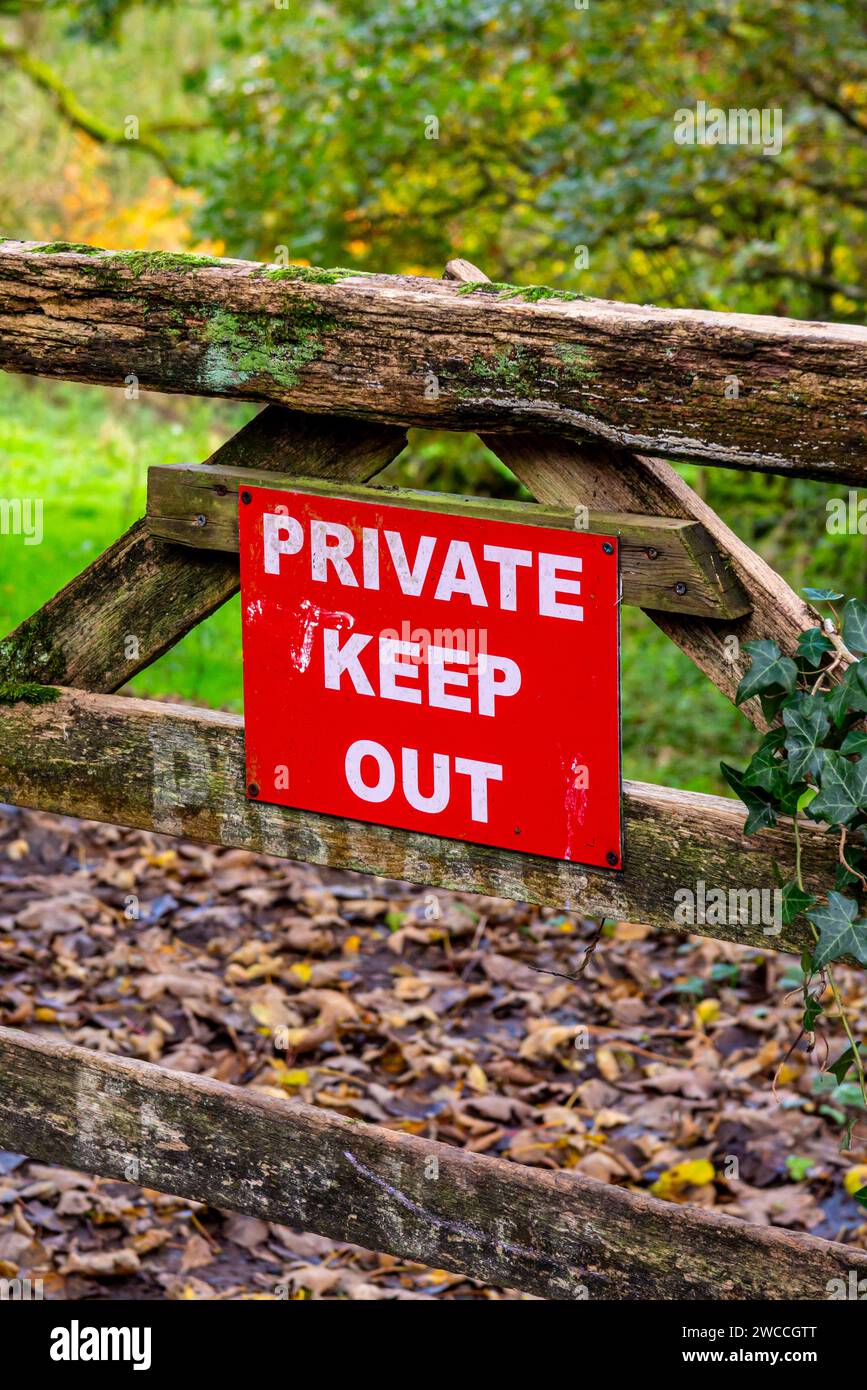 Keep out signage hi-res stock photography and images - Alamy