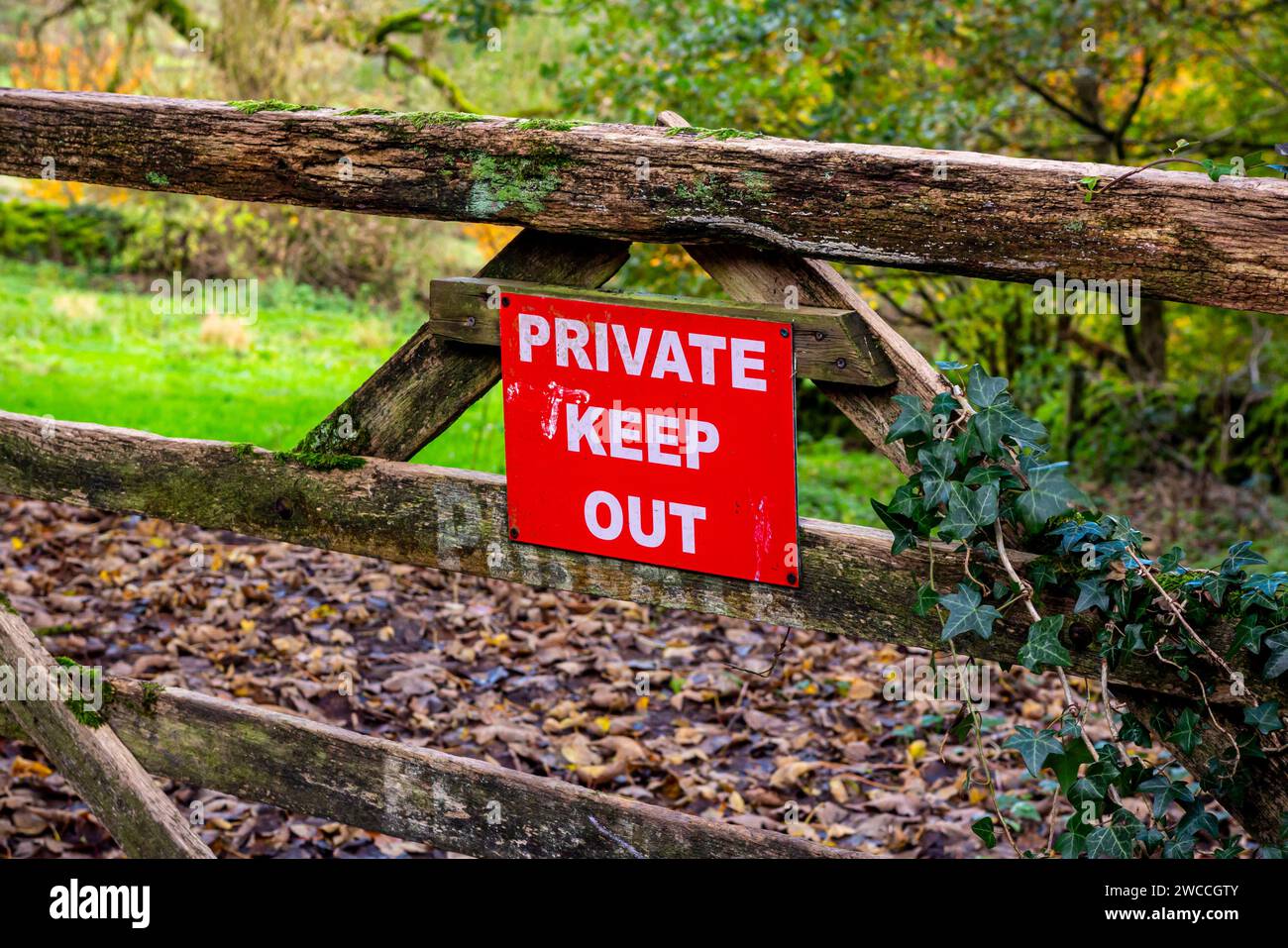Keep out signage hi-res stock photography and images - Alamy