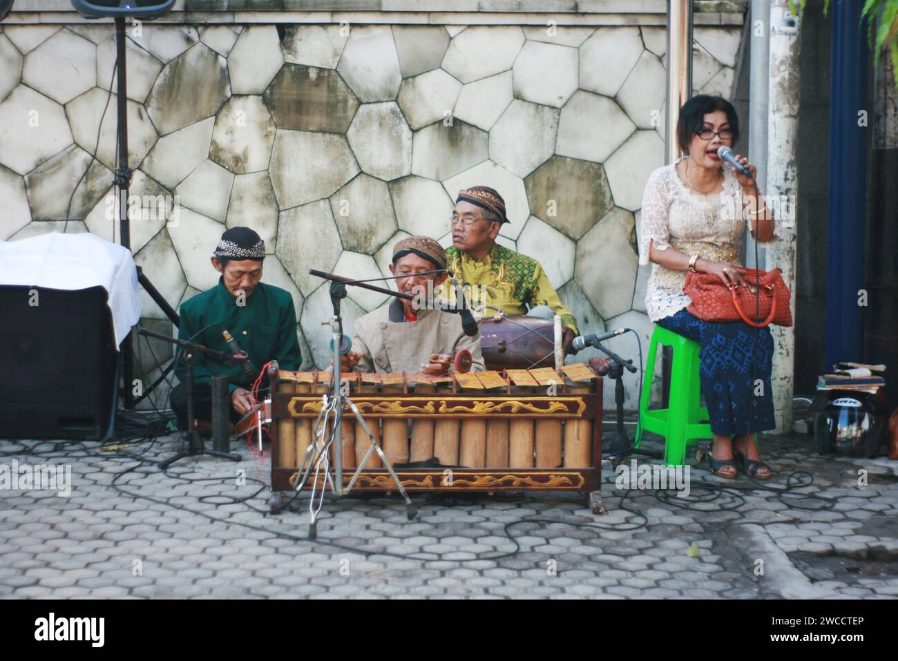 Indonesian traditional singer hi-res stock photography and images - Alamy