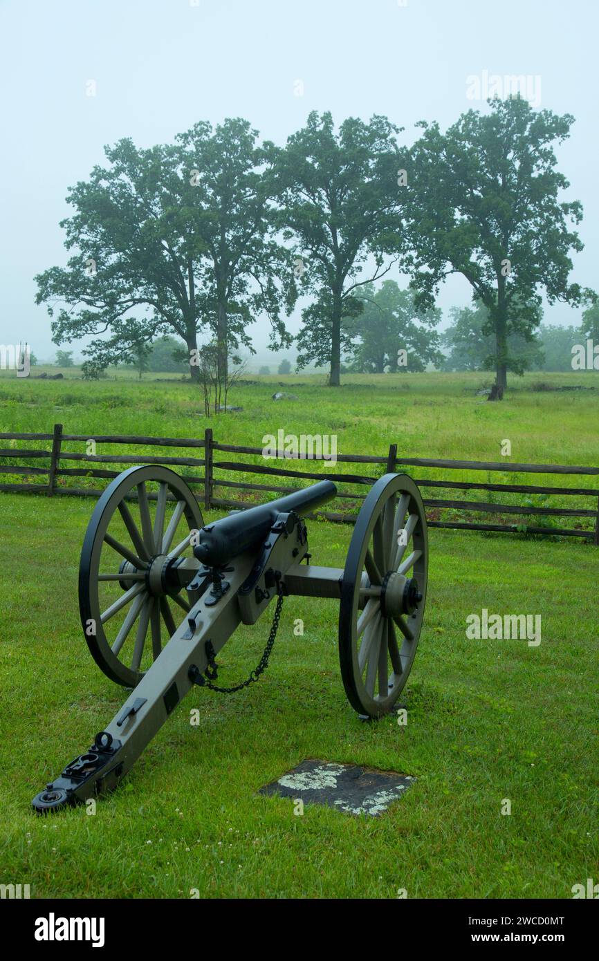 Hummelbaugh House fence with cannon, Gettysburg National Military Park, Pennsylvania Stock Photo ...