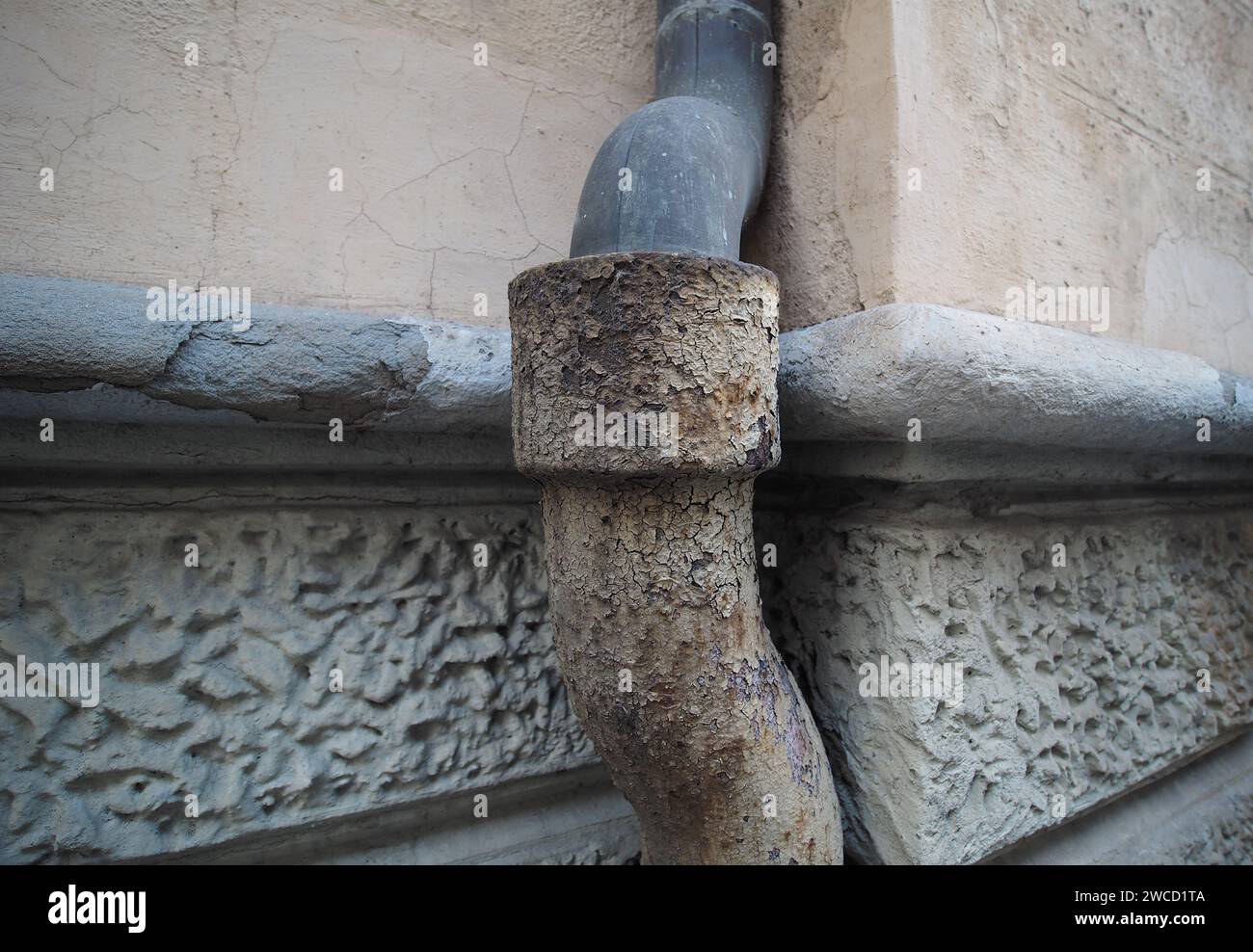 Old rain gutter hi-res stock photography and images - Alamy