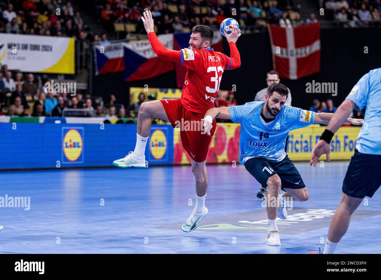 Vojtech Patzel (Tschechien, #32) im Wurf, Nikolaos Passias ...