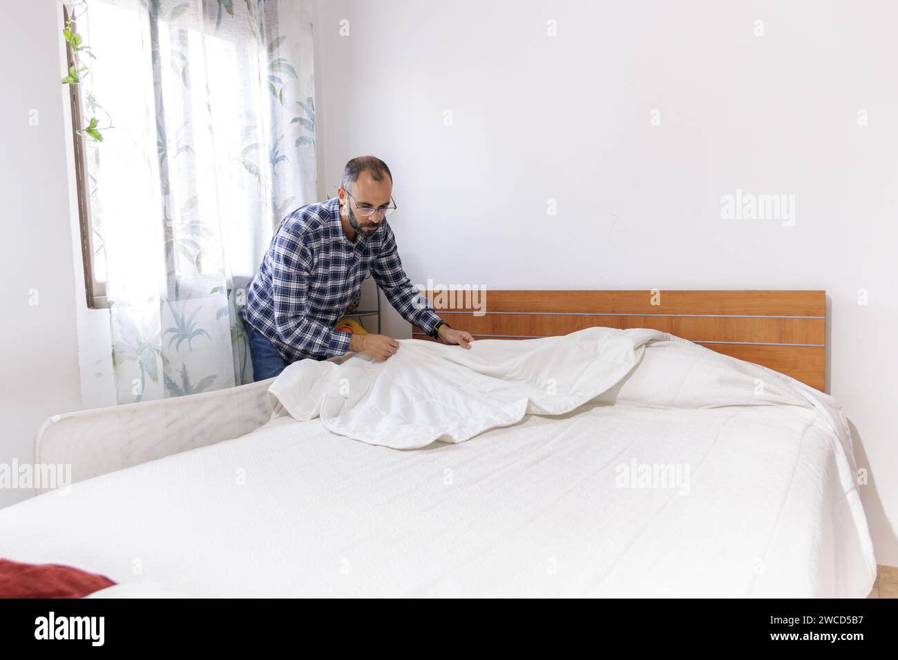 Man making bed white hi-res stock photography and images - Alamy