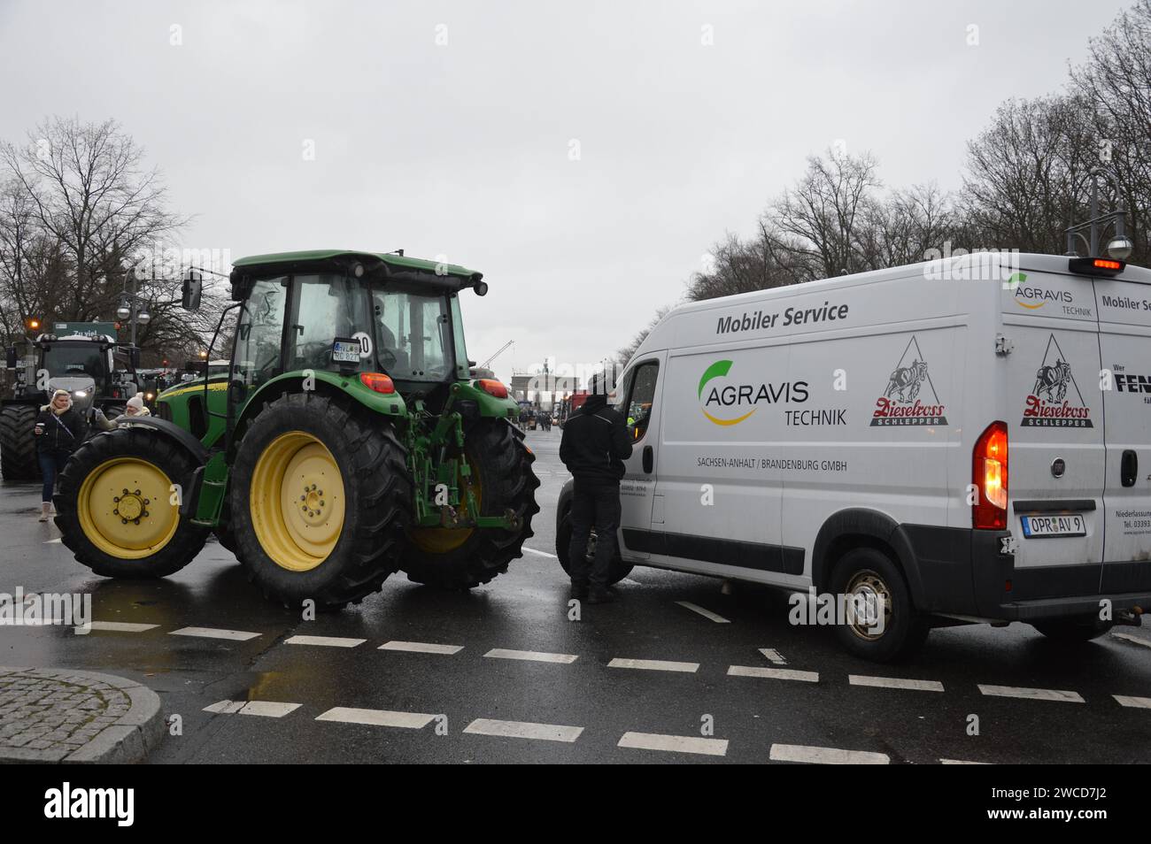 Tractors demo hi-res stock photography and images - Alamy
