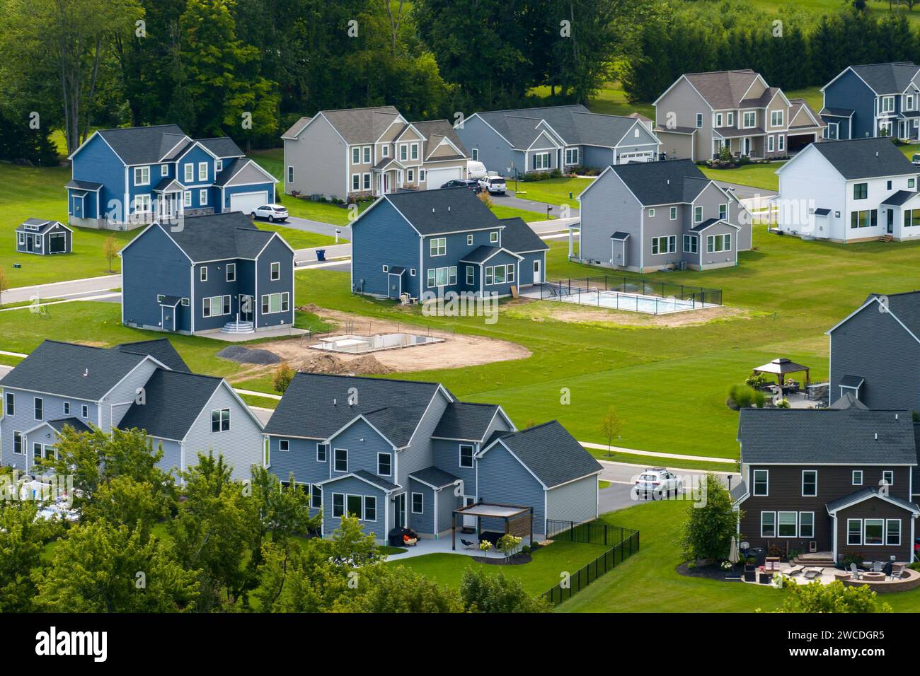 Housing market in the USA. Residential homes in suburban sprawl ...