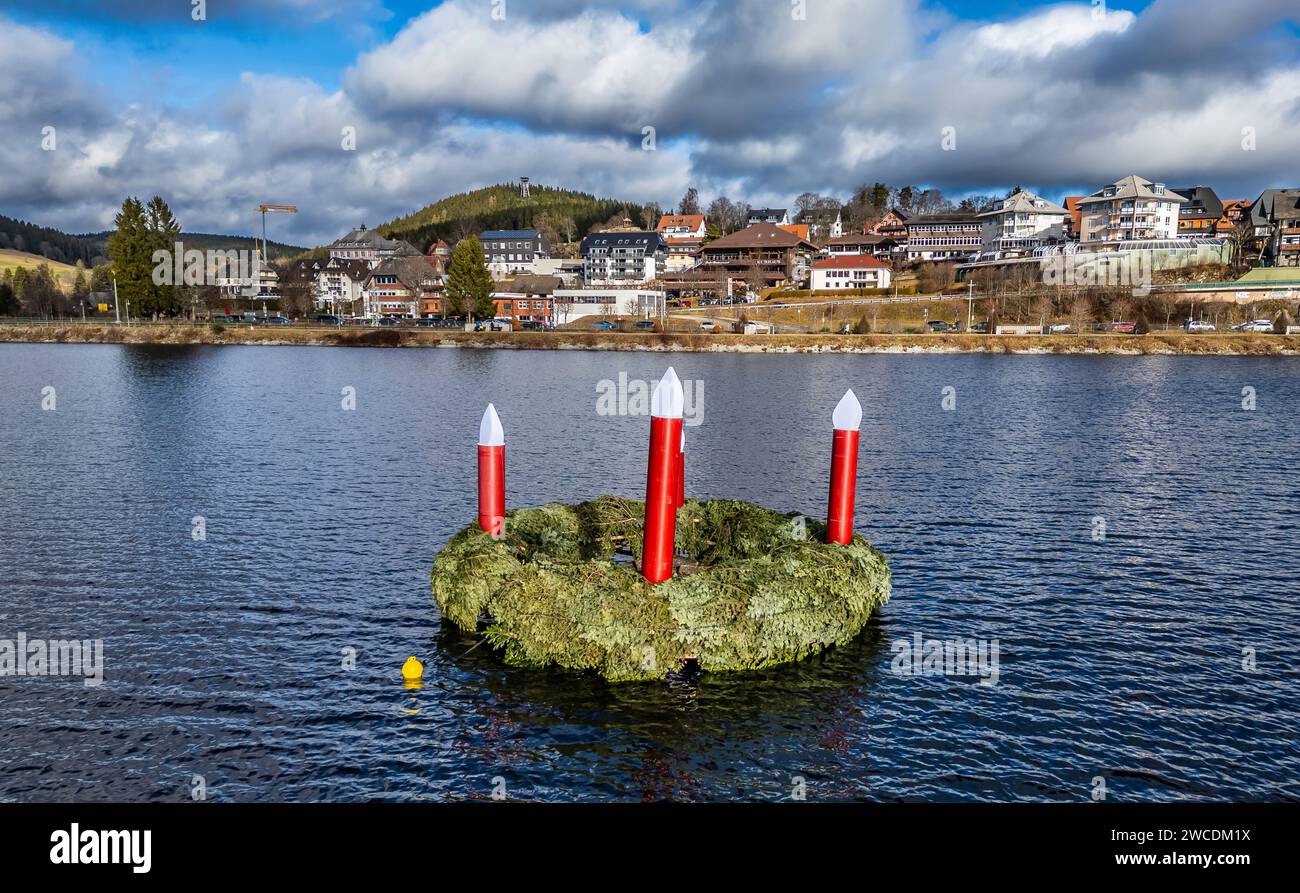 Adventskranz Der Adventskranz schwimmt zur Weihnachtszeit auf dem ...