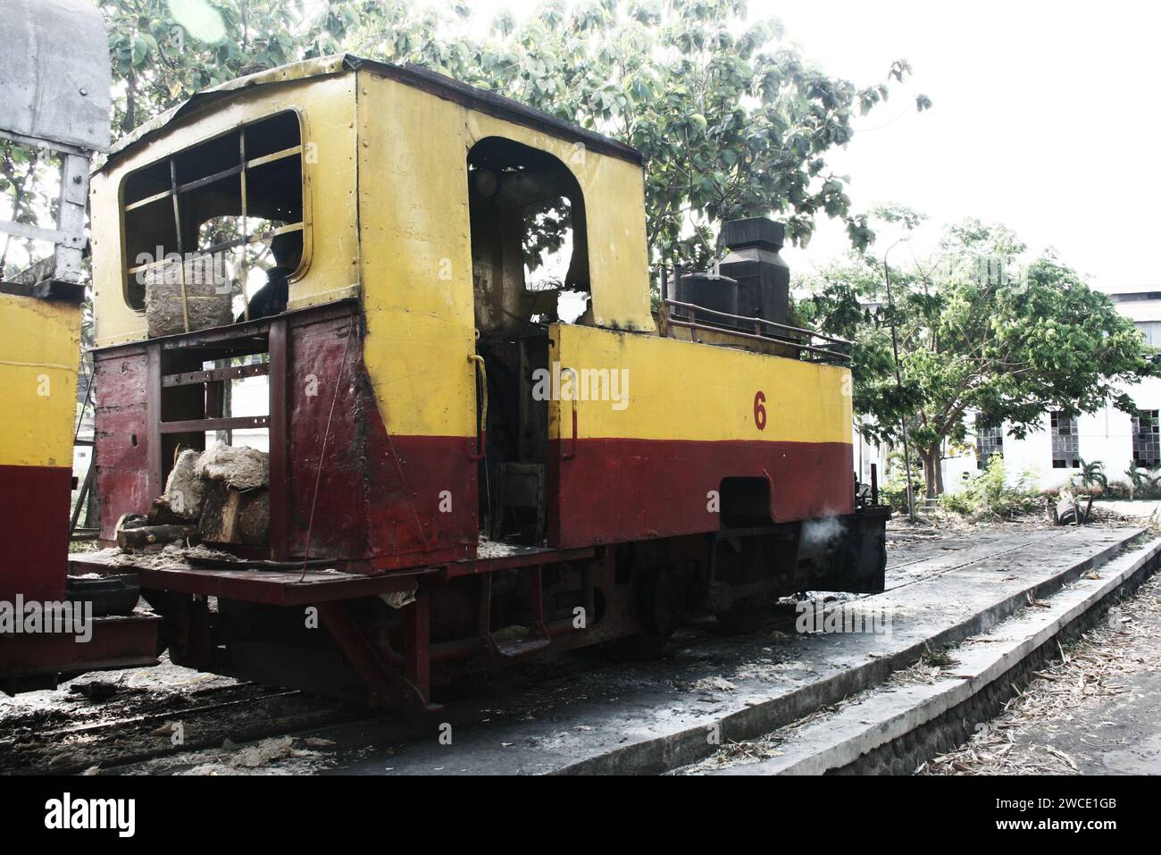 Yellow train carriage hi-res stock photography and images - Alamy