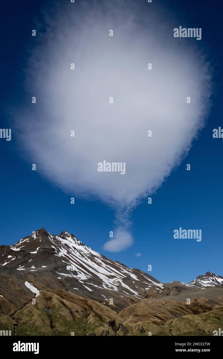 Stacked lenticular cloud hi-res stock photography and images - Alamy