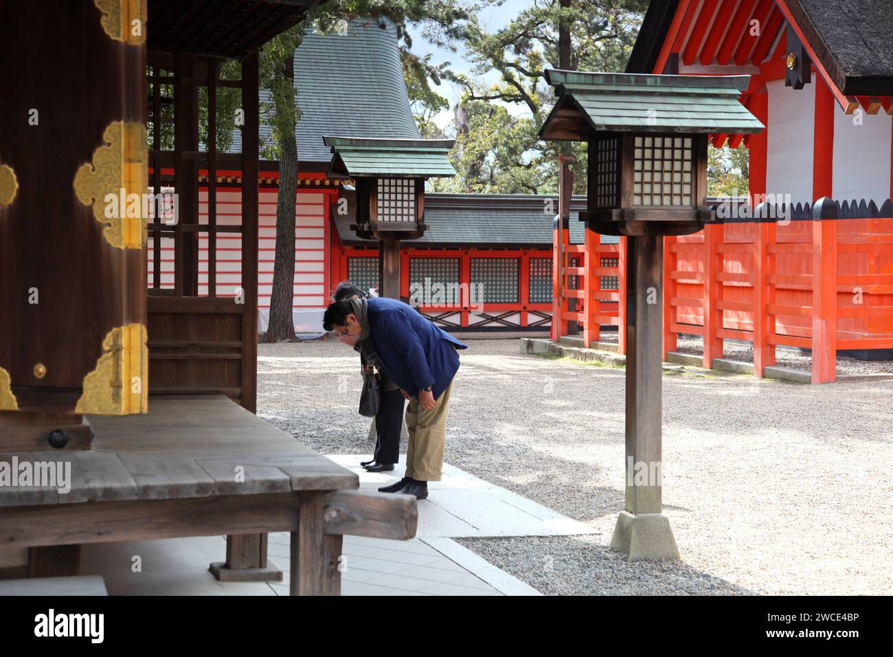 A couple praying at Sumiyoshi Taisha Grand Shrine in Osaka, Japan Stock ...
