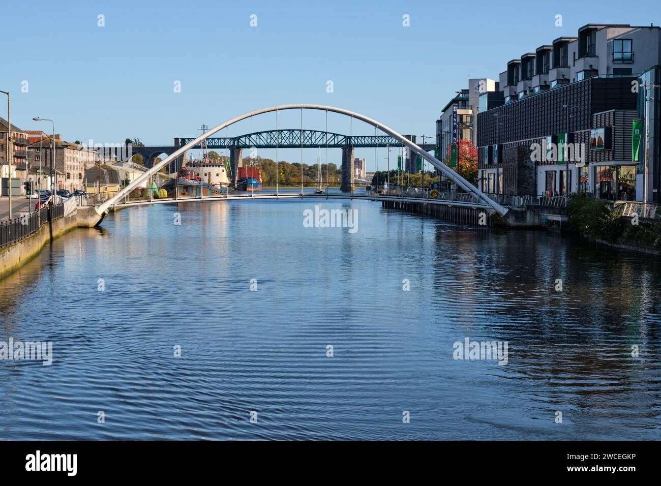 The river Boyne, as it crosses the centre of Drogheda, Ireland Stock ...
