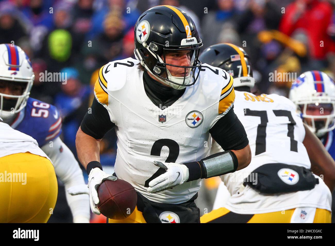 Pittsburgh Steelers quarterback Mason Rudolph (2) hands off the ball ...