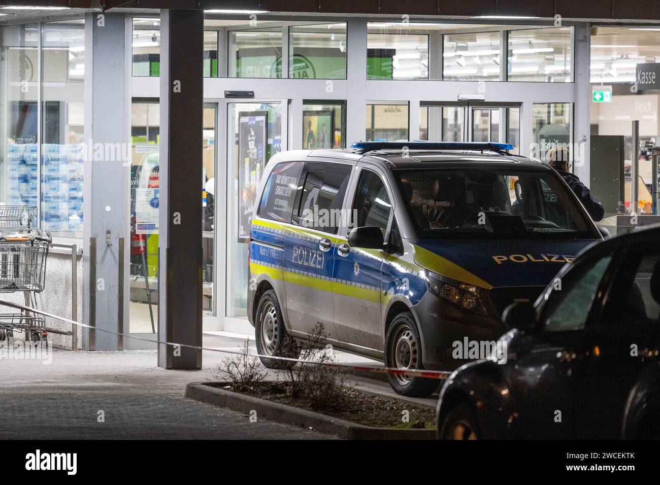 15 January 2024, Hesse, Mörfelden-Walldorf: Police officers secure a ...