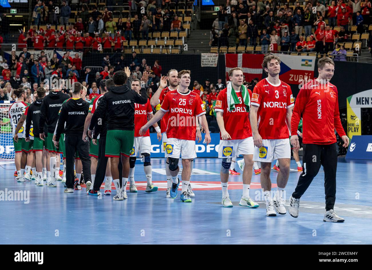 Muenchen, Deutschland. 15th Jan, 2024. Abklatschen der beiden Teams beim Shakehands. GER ...