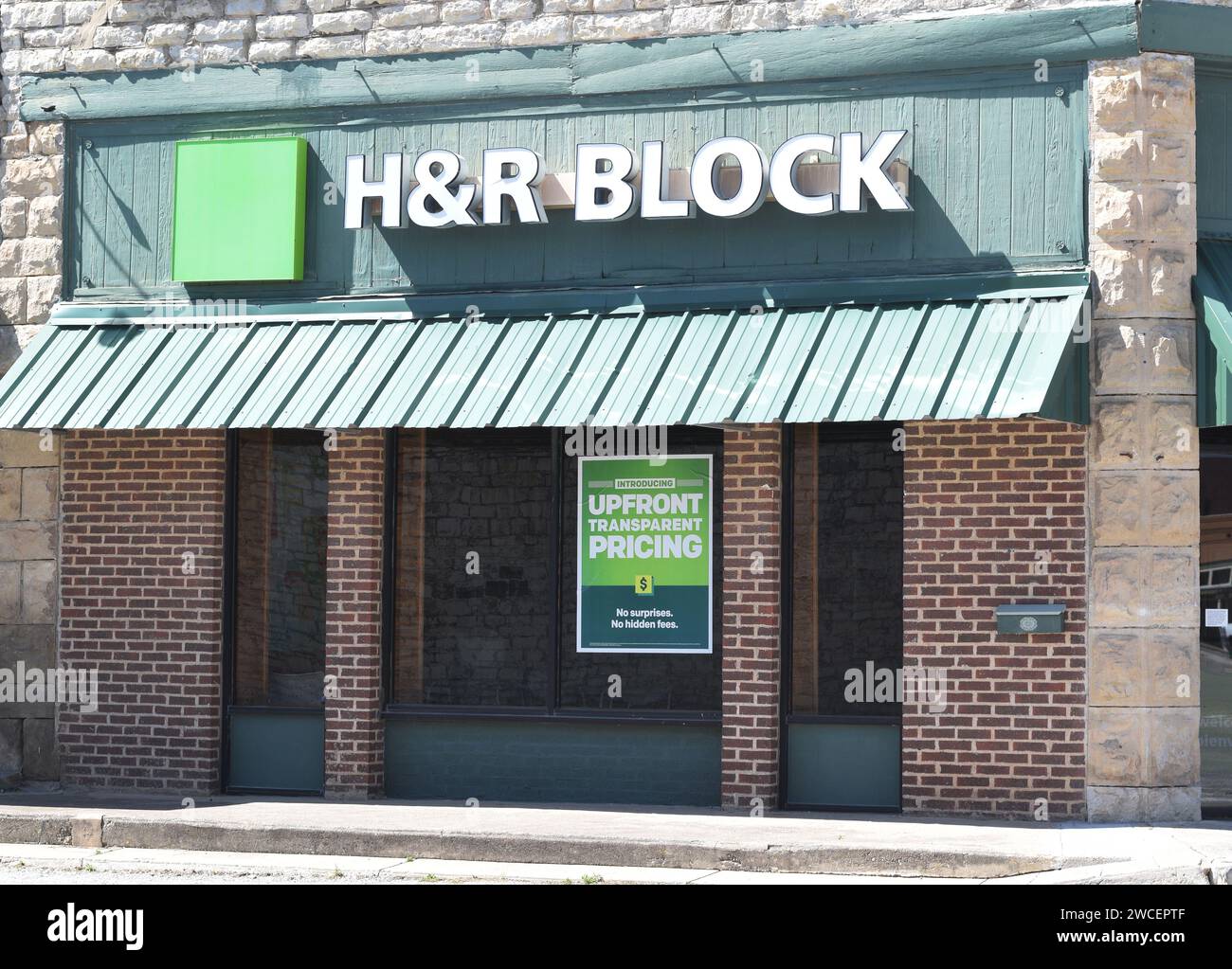 H&R Block storefront in a small Texas town Stock Photo - Alamy
