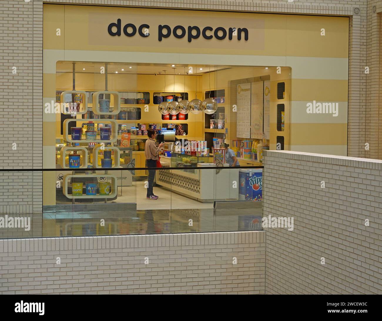 Doc popcorn store hi-res stock photography and images - Alamy