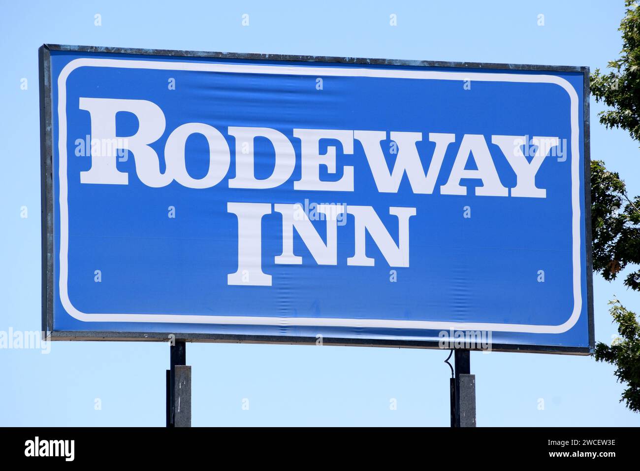 Large blue Rodeway Inn Motel sign Stock Photo - Alamy