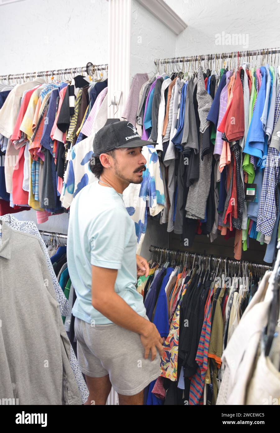 Generation z shopping hi-res stock photography and images - Alamy