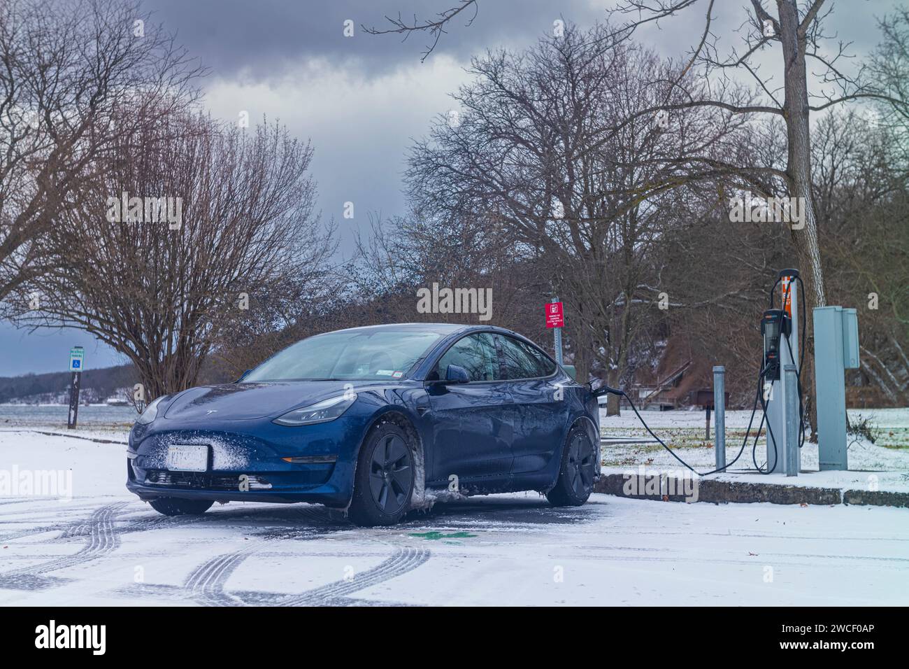 Tesla charging in cold weather hi-res stock photography and images - Alamy
