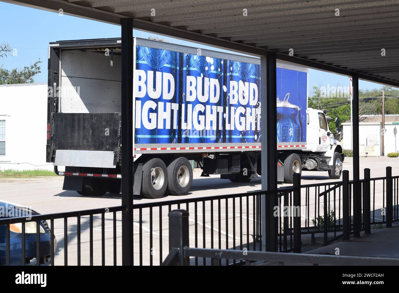 Bud light semi truck hi-res stock photography and images - Alamy