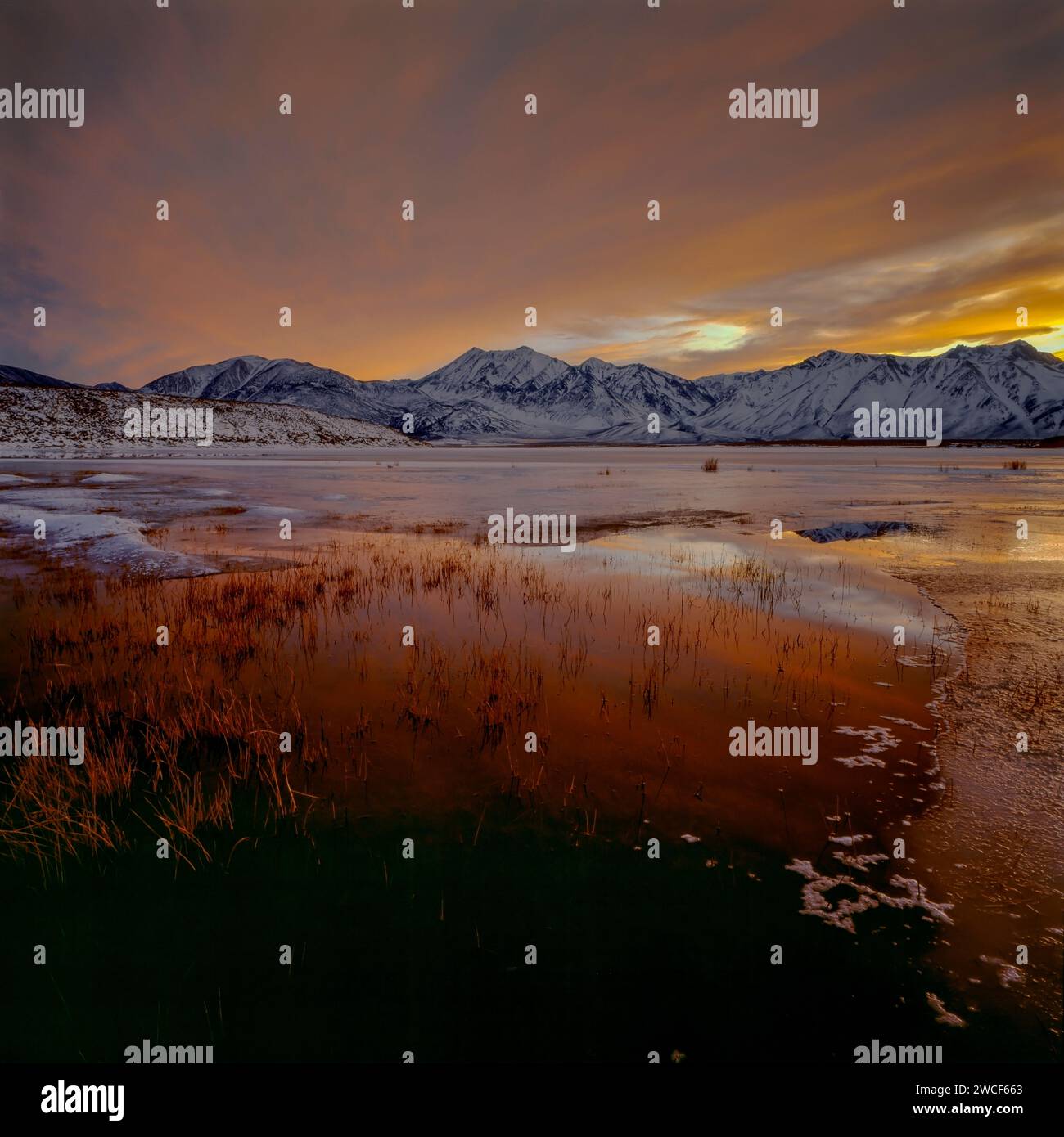 Reflective mountain lake sunset hi-res stock photography and images - Alamy