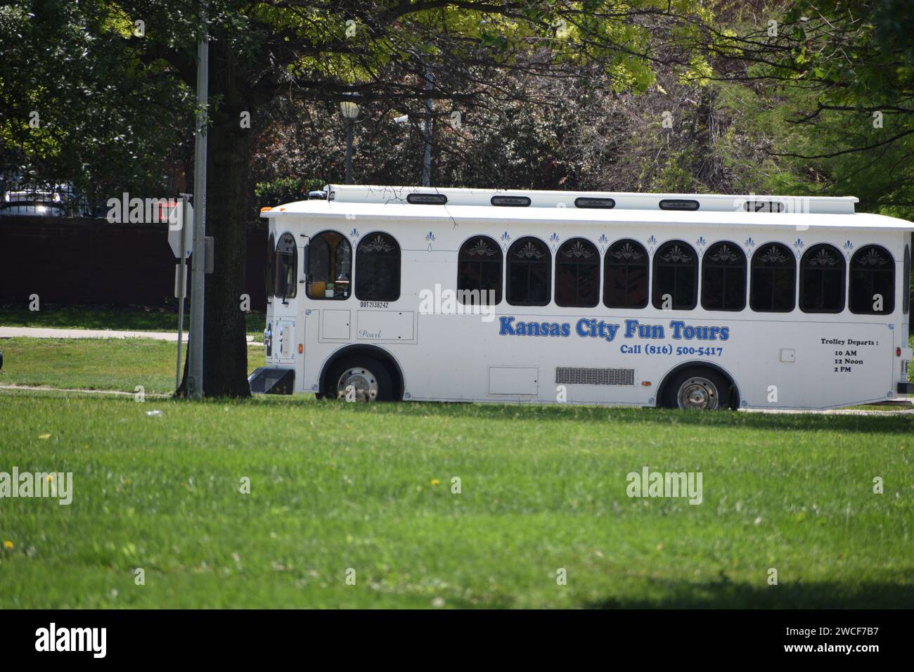 White Kansas City Fun Tours bus facing left - May 2023 Stock Photo - Alamy