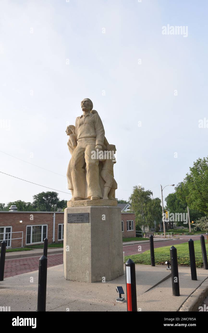 Pioneer Family statue in Oberlin Kansas - May 2023 Stock Photo - Alamy