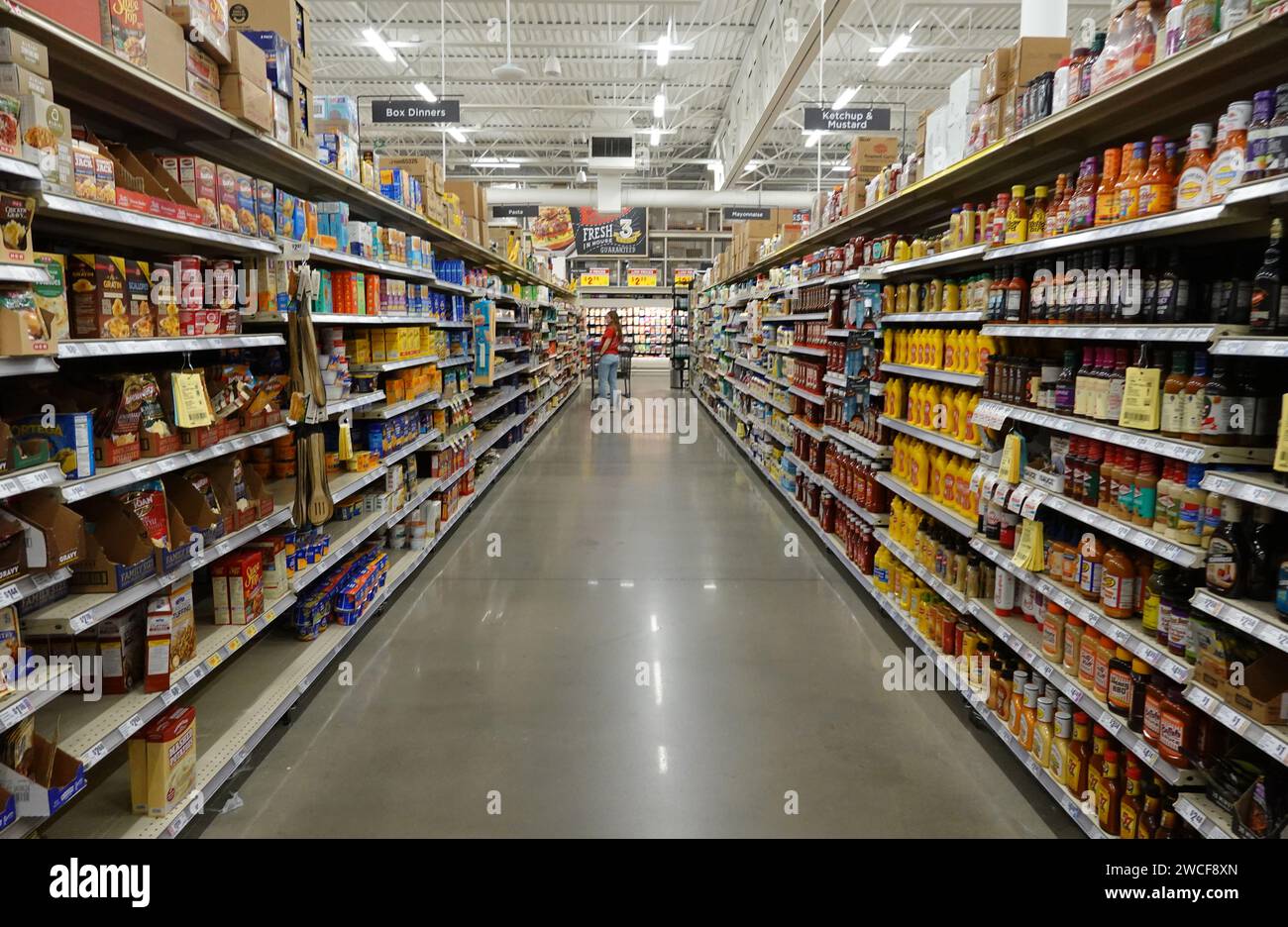 Heb grocery store interior hi-res stock photography and images - Alamy