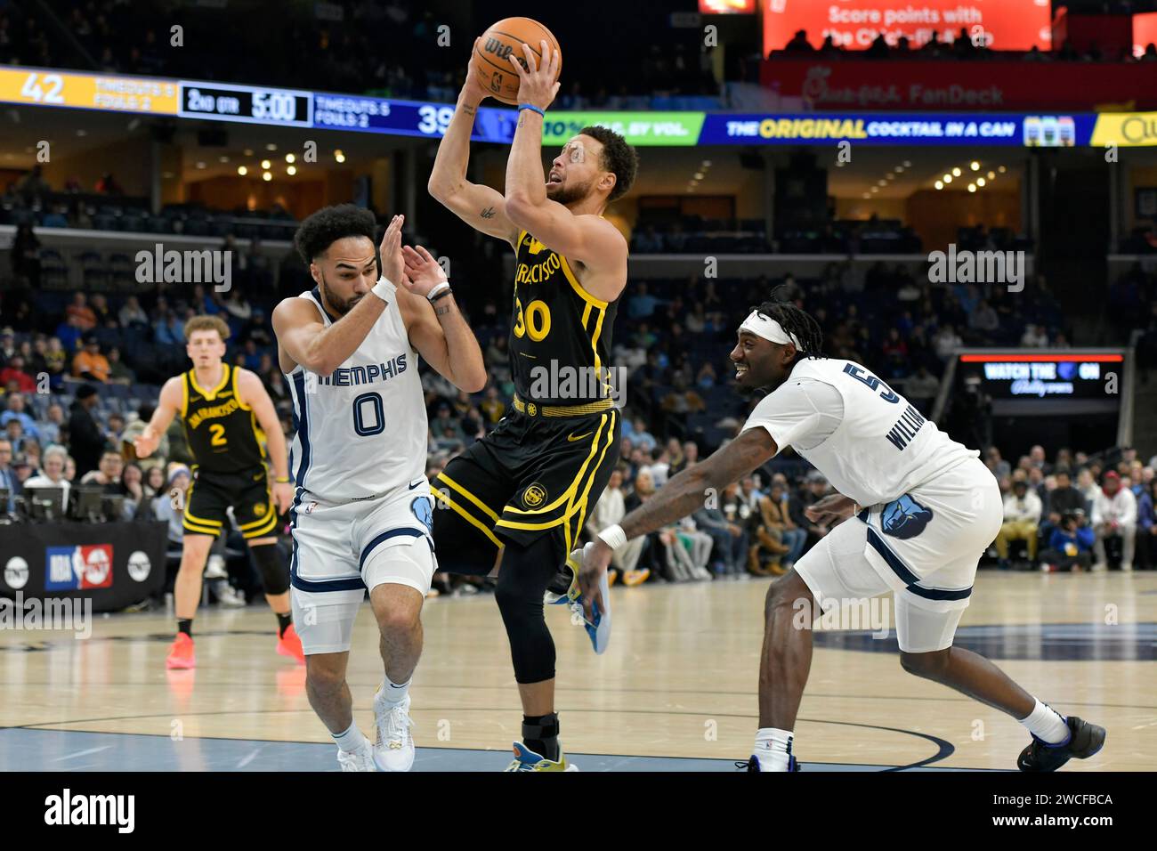 Golden State Warriors guard Stephen Curry (30) drives between Memphis ...
