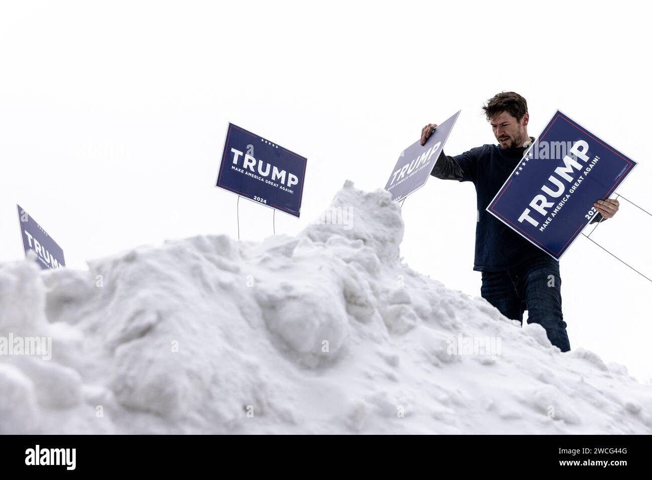 Ankeny, USA. 15th Jan, 2024. A Trump campaign staff member puts in lawn ...