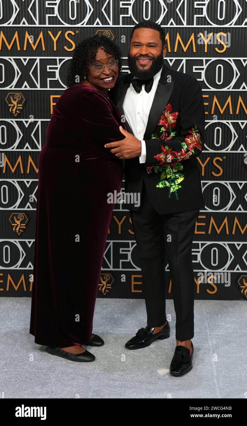 Doris Bowman and Anthony Anderson pose for a Red Carpet portrait at the ...