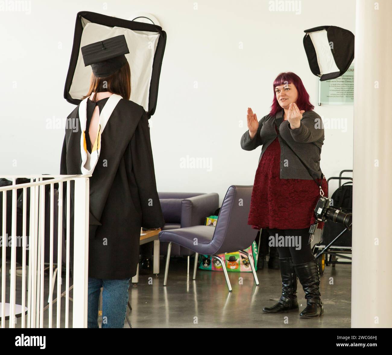 Female graduation cap and gown hi-res stock photography and images - Alamy
