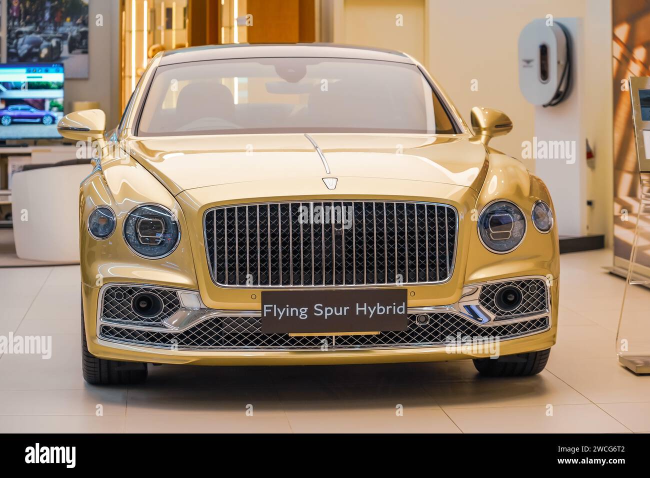 Gold Bentley Flying Spur Azure Hybrid, sustainable energy, Mulliner ...
