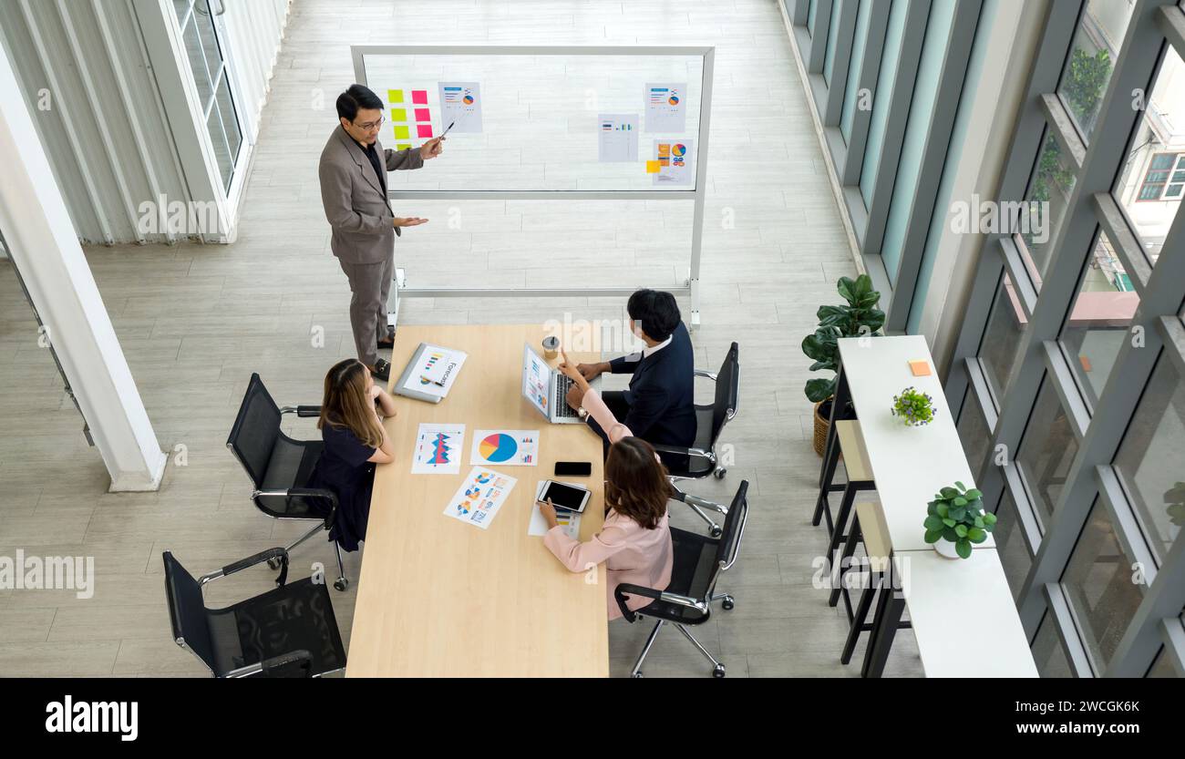 Team work around a table hi-res stock photography and images - Alamy