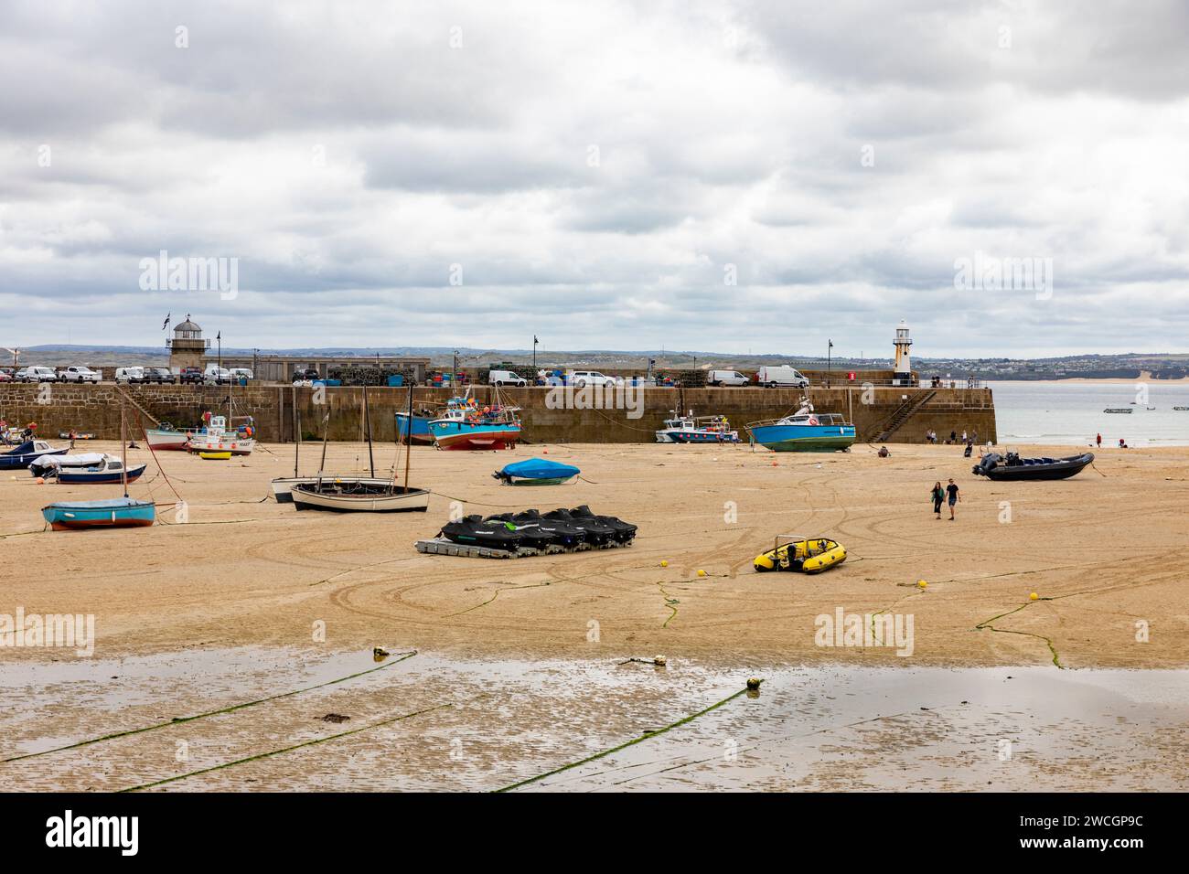 St Ives town in Cornwall, autumn 2023, low tide at harbour beach with ...