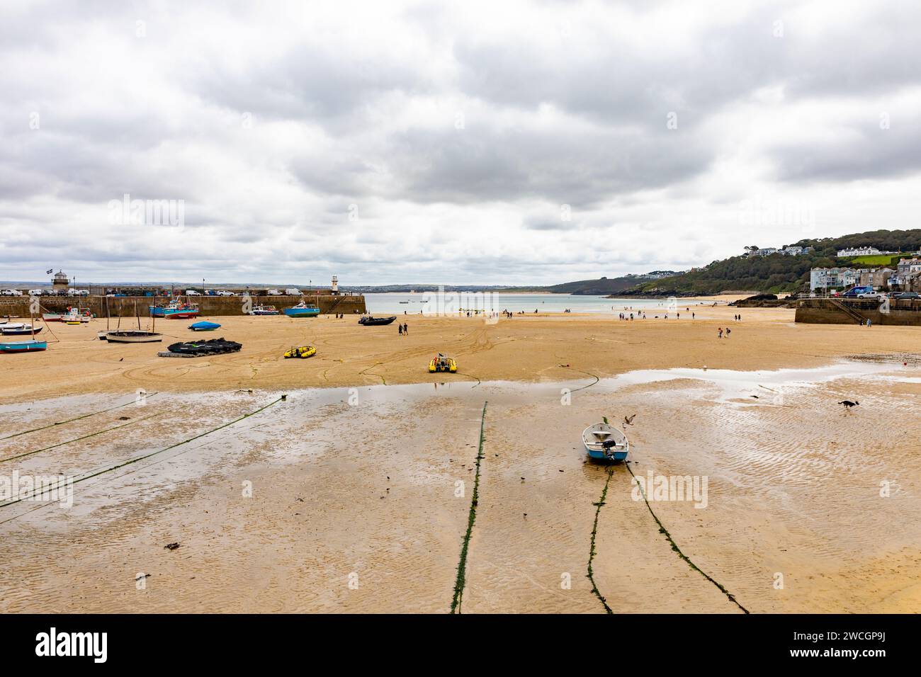St Ives town in Cornwall, autumn 2023, low tide at harbour beach with ...