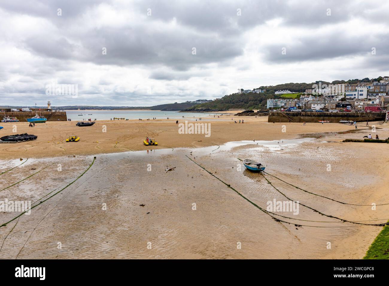St Ives town in Cornwall, autumn 2023, low tide at harbour beach with ...