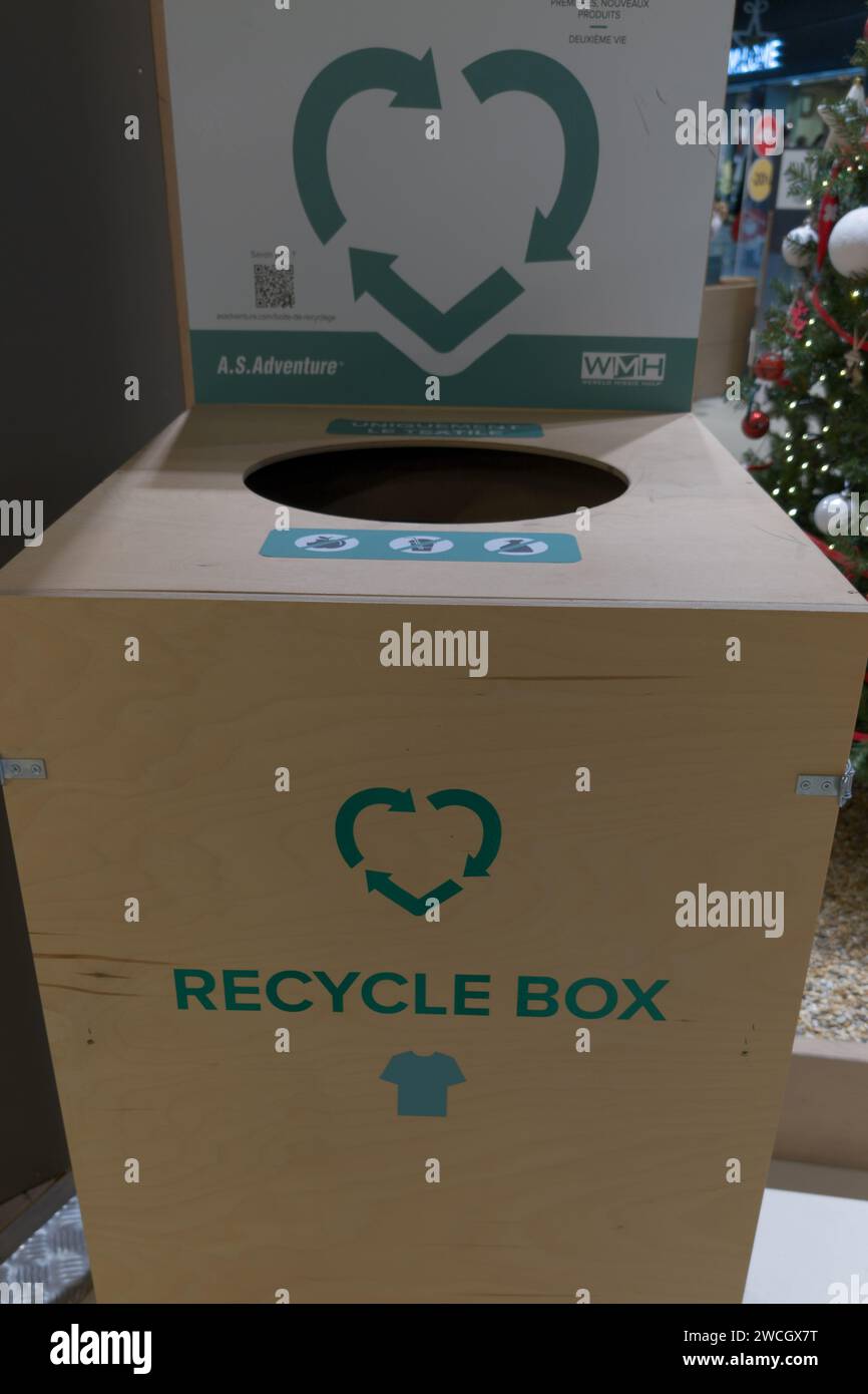 Recycle icon on signboard hi-res stock photography and images - Alamy