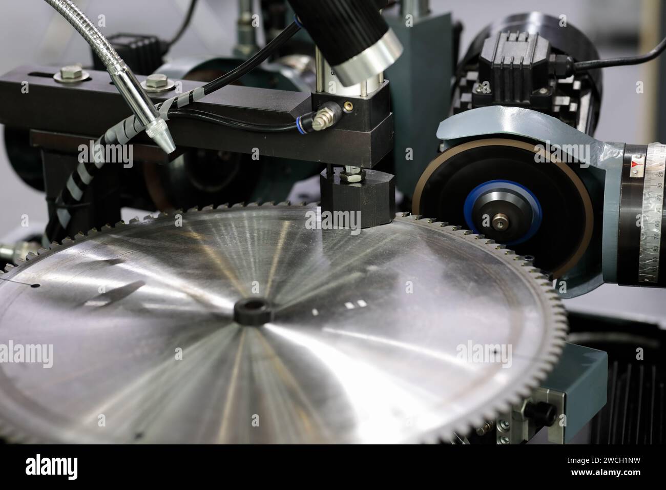 Sharpen the saw hi-res stock photography and images - Alamy