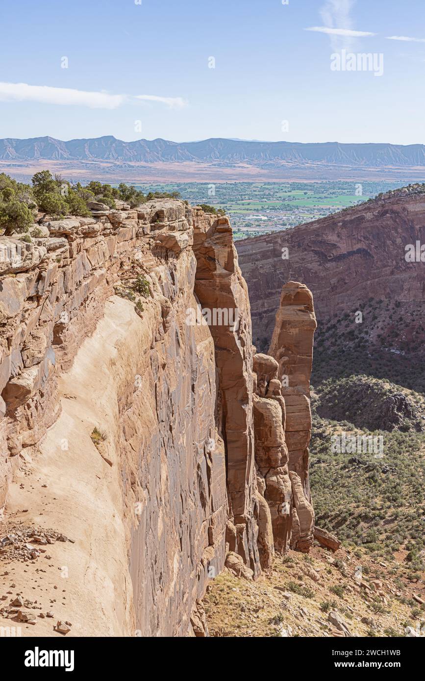View along the Canyon Rim Trail, near the Saddlehorn Visitor Center in ...