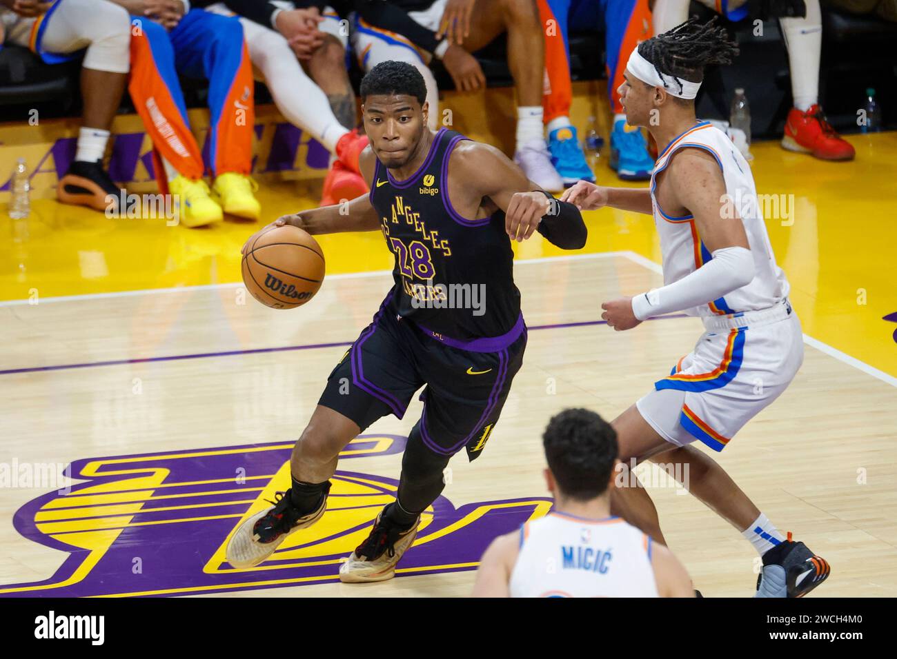 Los Angeles Lakers' Rui Hachimura (L) drives against Oklahoma City ...