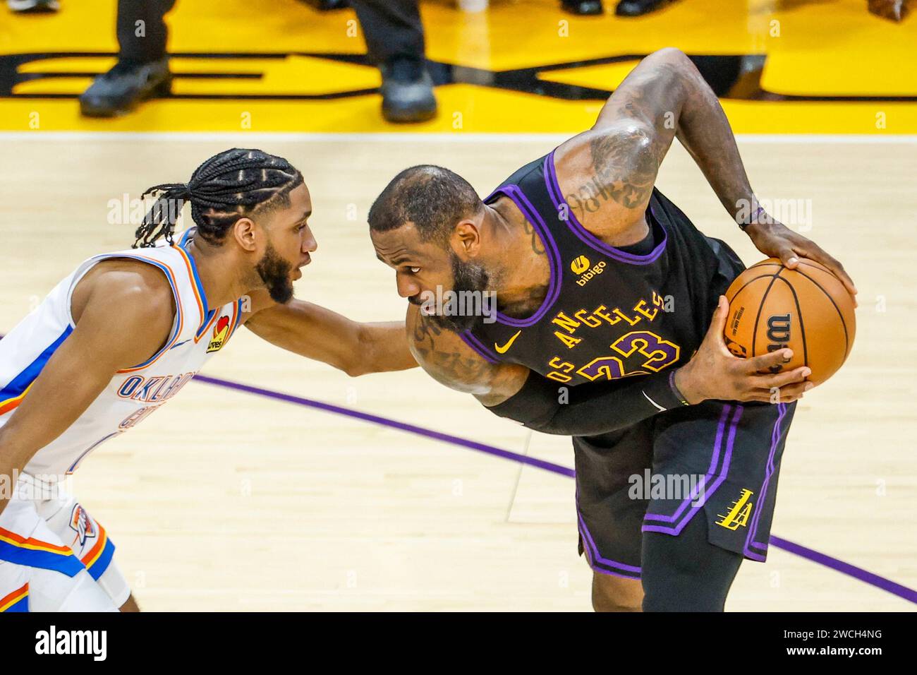Los Angeles Lakers' LeBron James (R) is defended by Oklahoma City ...
