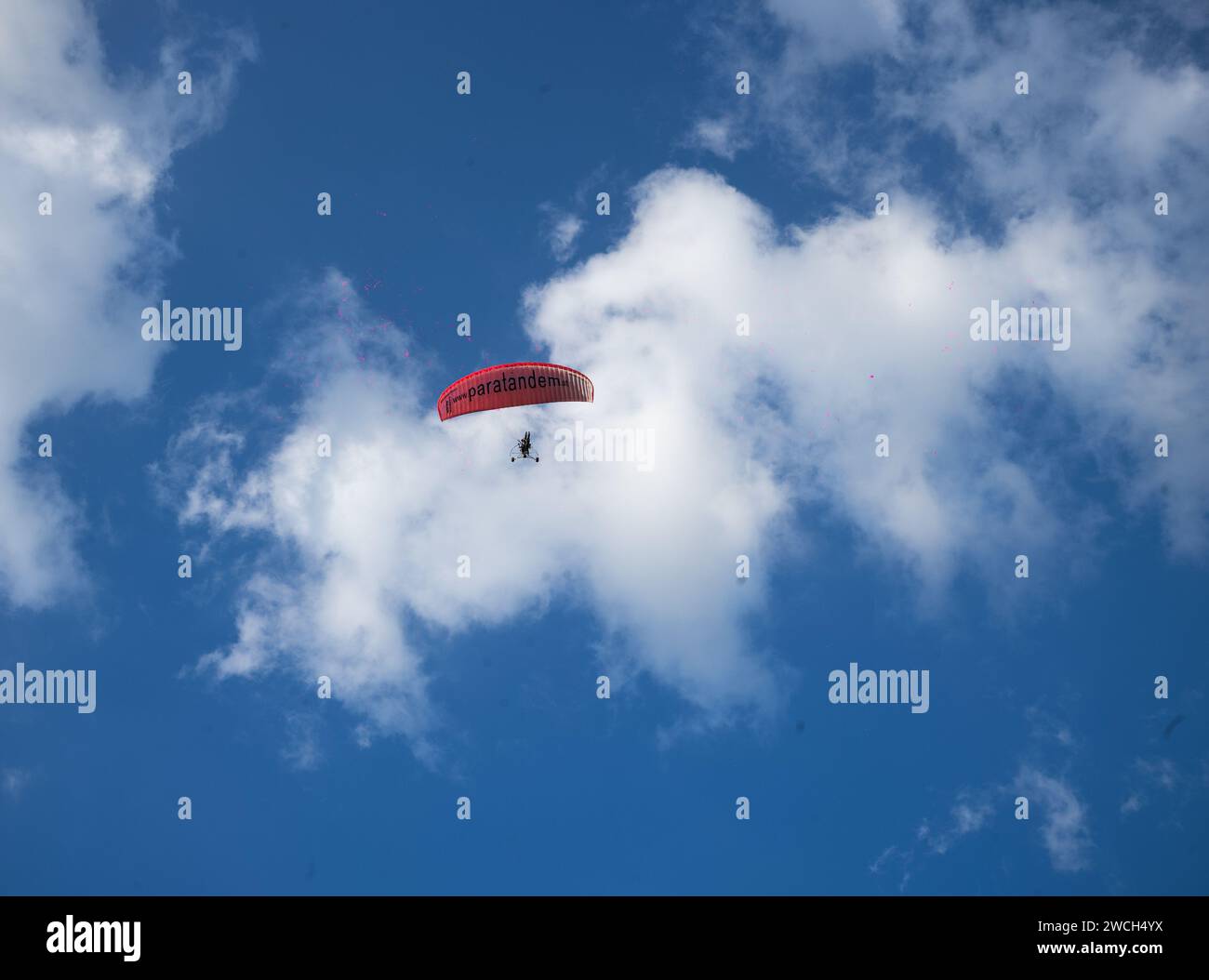 Parasailing extreme sport hi-res stock photography and images - Alamy